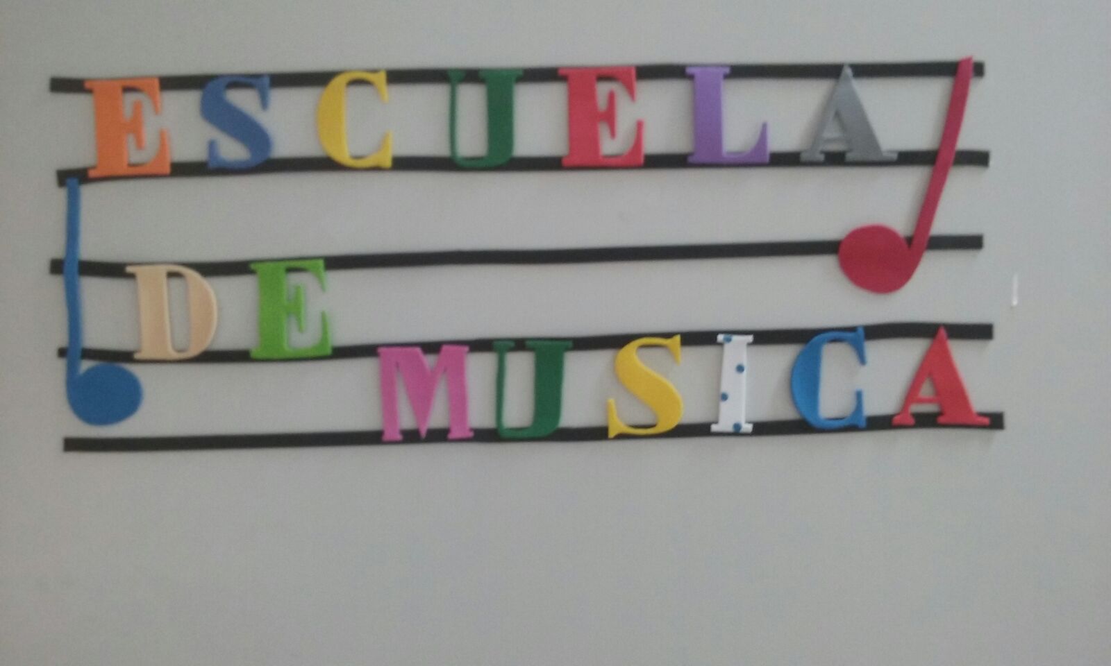 RENOVACIÓN EN LA DECORACIÓN DEL AULA DE LA ESCUELA DE MÚSICA